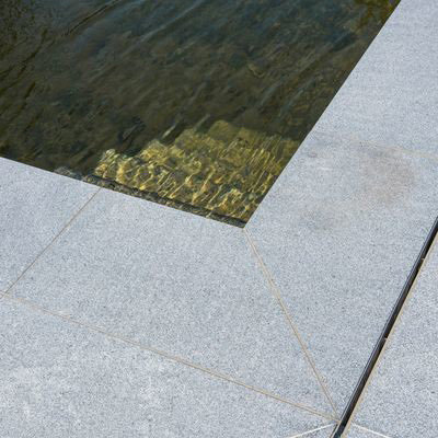 Zalig terras met zicht op het water | Zwembadenplus